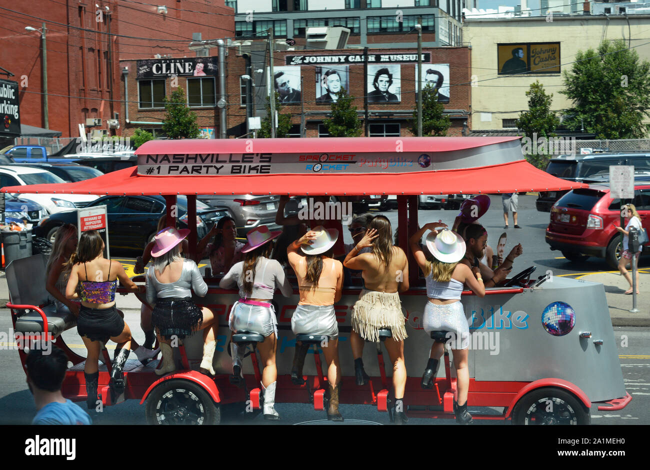 Men and women partying hi-res stock photography and images - Alamy