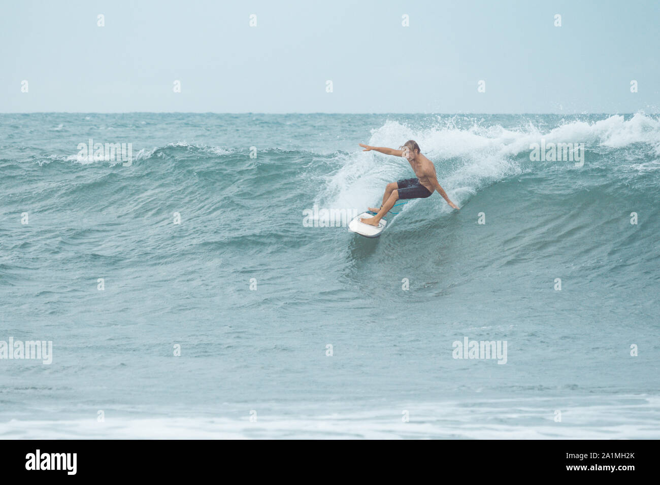 Arugam bay sri lanka beach surfing hi-res stock photography and images ...