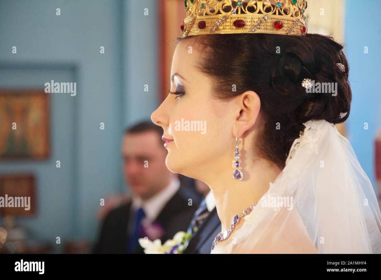 rear view of bride waiting in a crowded church Stock Photo - Alamy