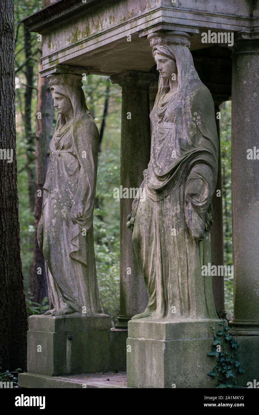 Statue of weeping woman hi-res stock photography and images - Alamy