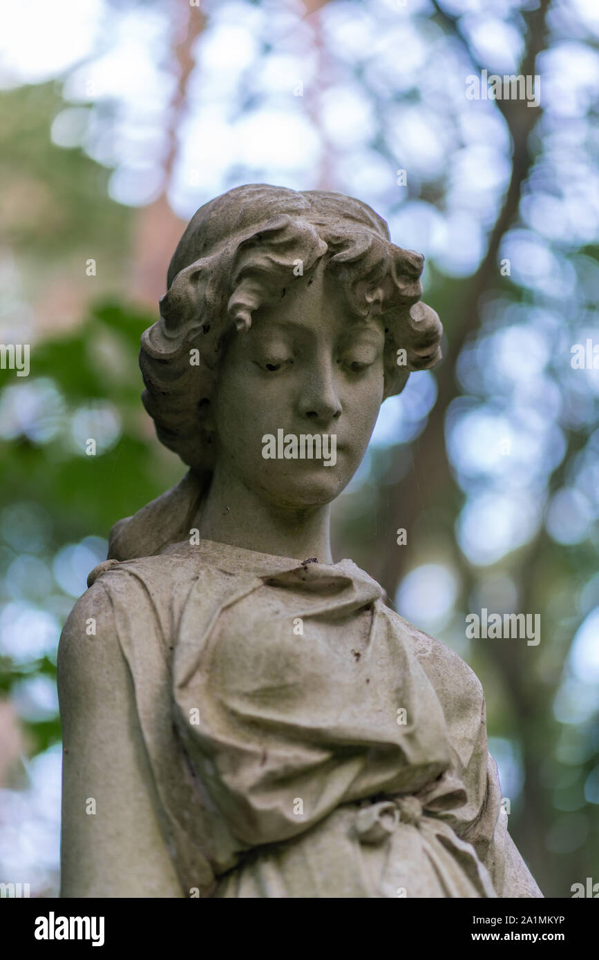 Statue of weeping woman hi-res stock photography and images - Alamy