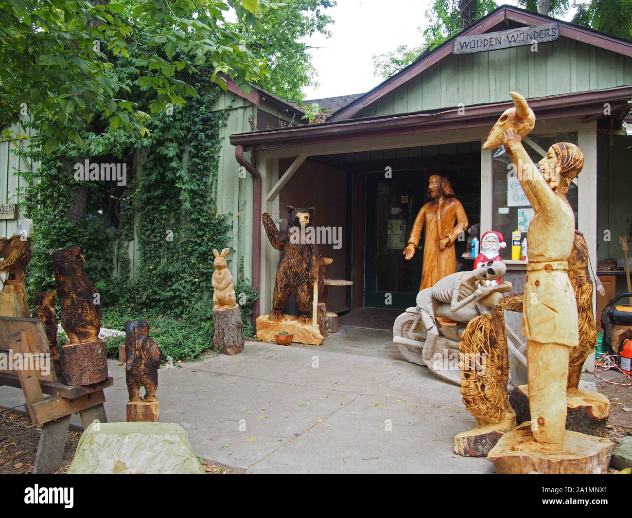 Scene From The Old Fashioned Arts And Crafts Village Of Nashville Indiana Usa July 29 2019