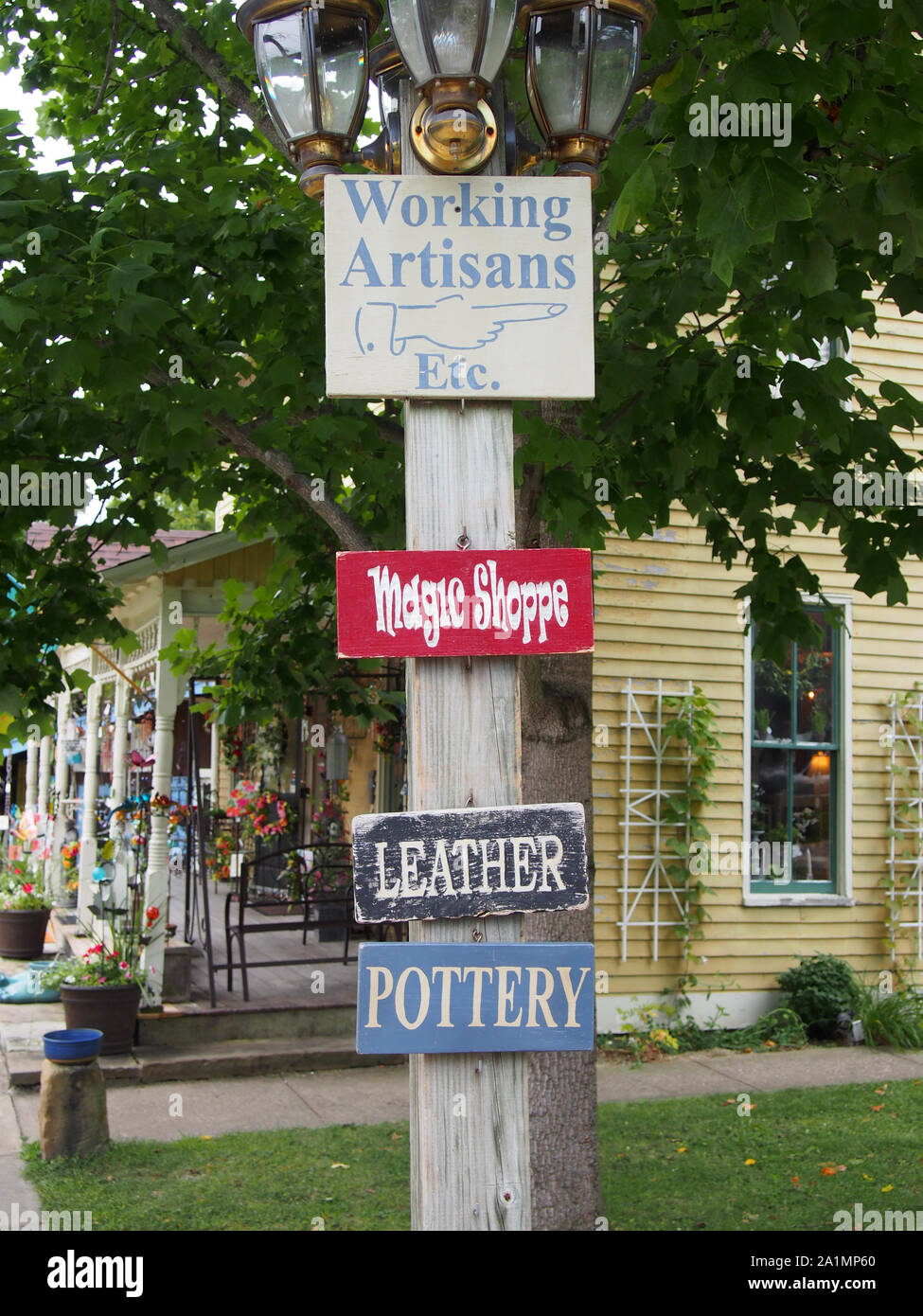Scene From The Old Fashioned Arts And Crafts Village Of Nashville Indiana Usa July 29 2019