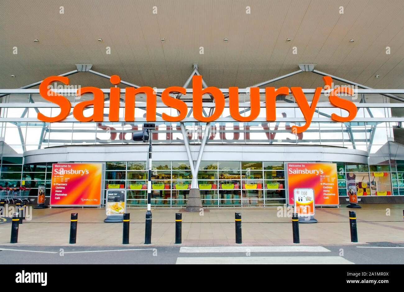 Sainsbury's store front hi-res stock photography and images - Alamy