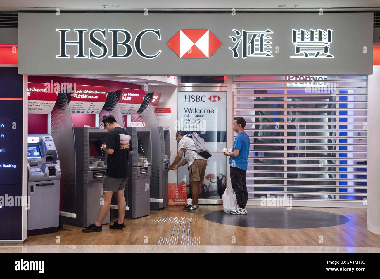 Hsbc atm hi-res stock photography and images - Alamy