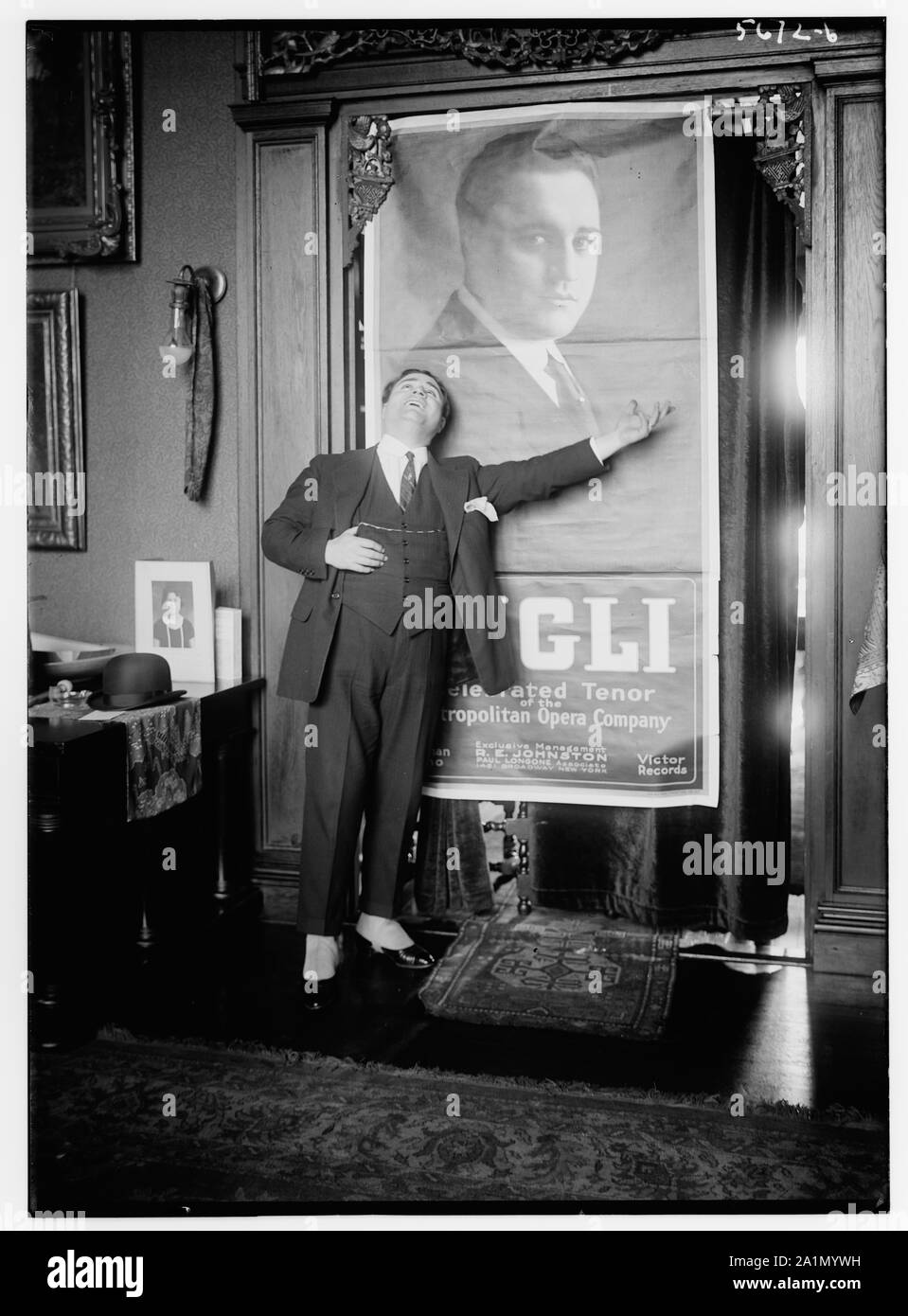 Opera [singer in front hi-res stock photography and images - Alamy