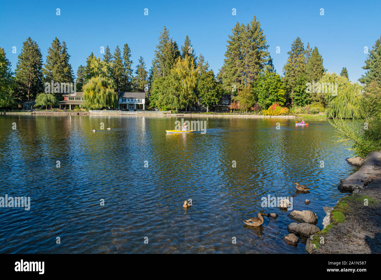 Bend oregon mirror pond hi-res stock photography and images - Alamy