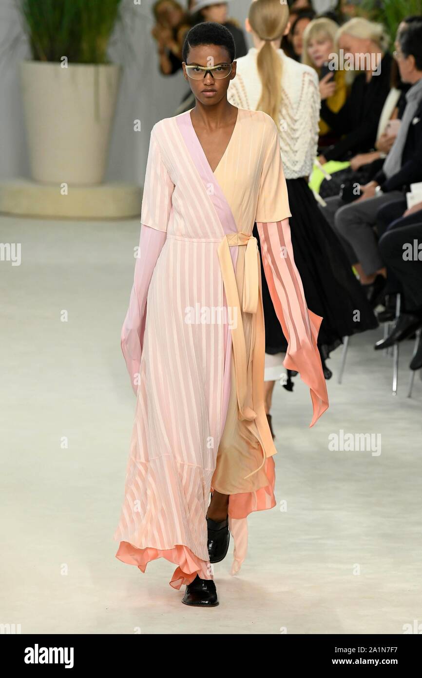 Loewe outfit hi-res stock photography and images - Alamy