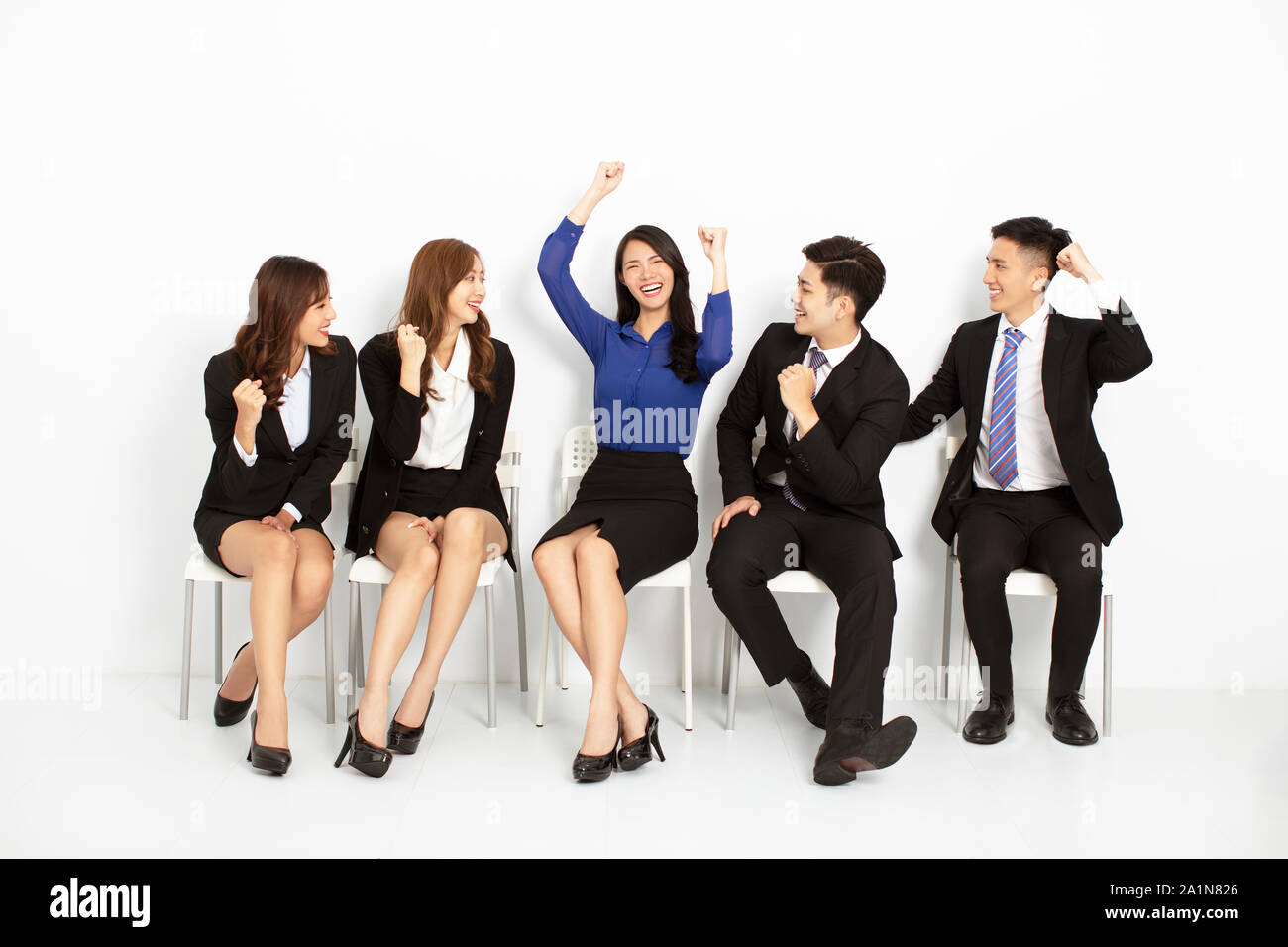 Row of people sitting on chairs hi-res stock photography and images - Alamy