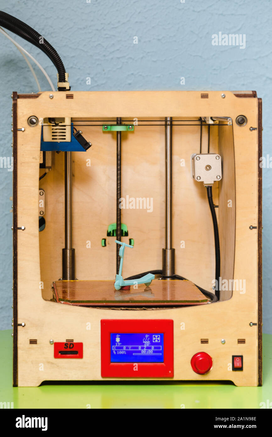 The 3D printer completed the creation of a miniature model of a scooter ...