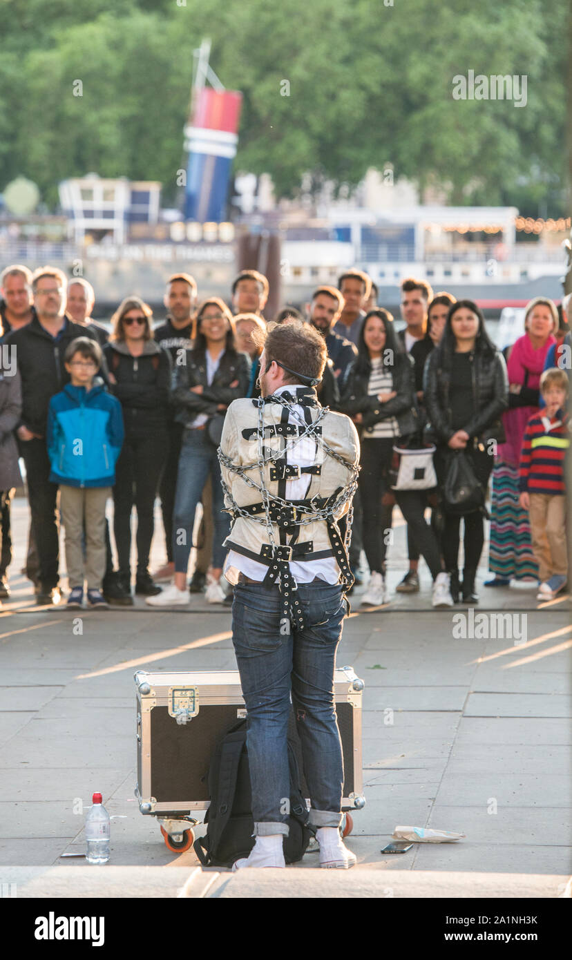 London busker performer magician hi-res stock photography and images ...