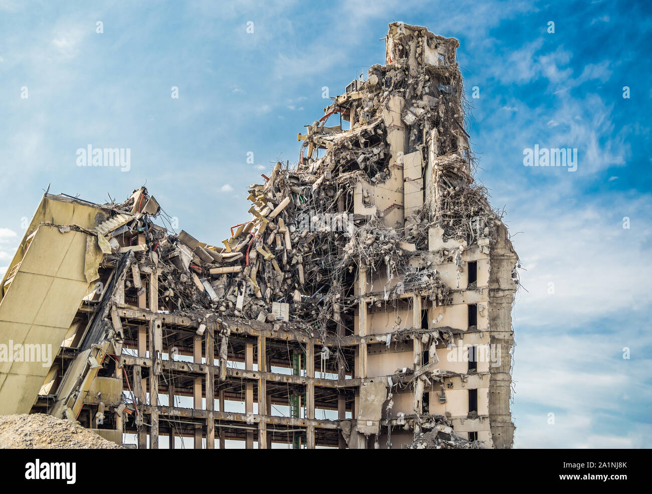Skyscraper ruins hi-res stock photography and images - Alamy