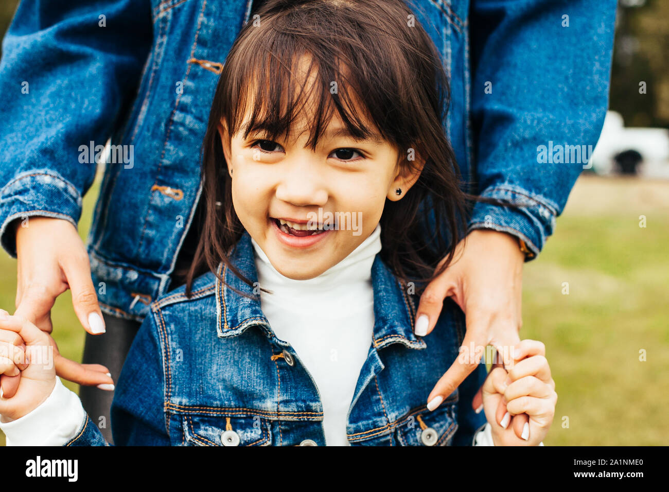 Portrait of mom and daughter Stock Photo - Alamy