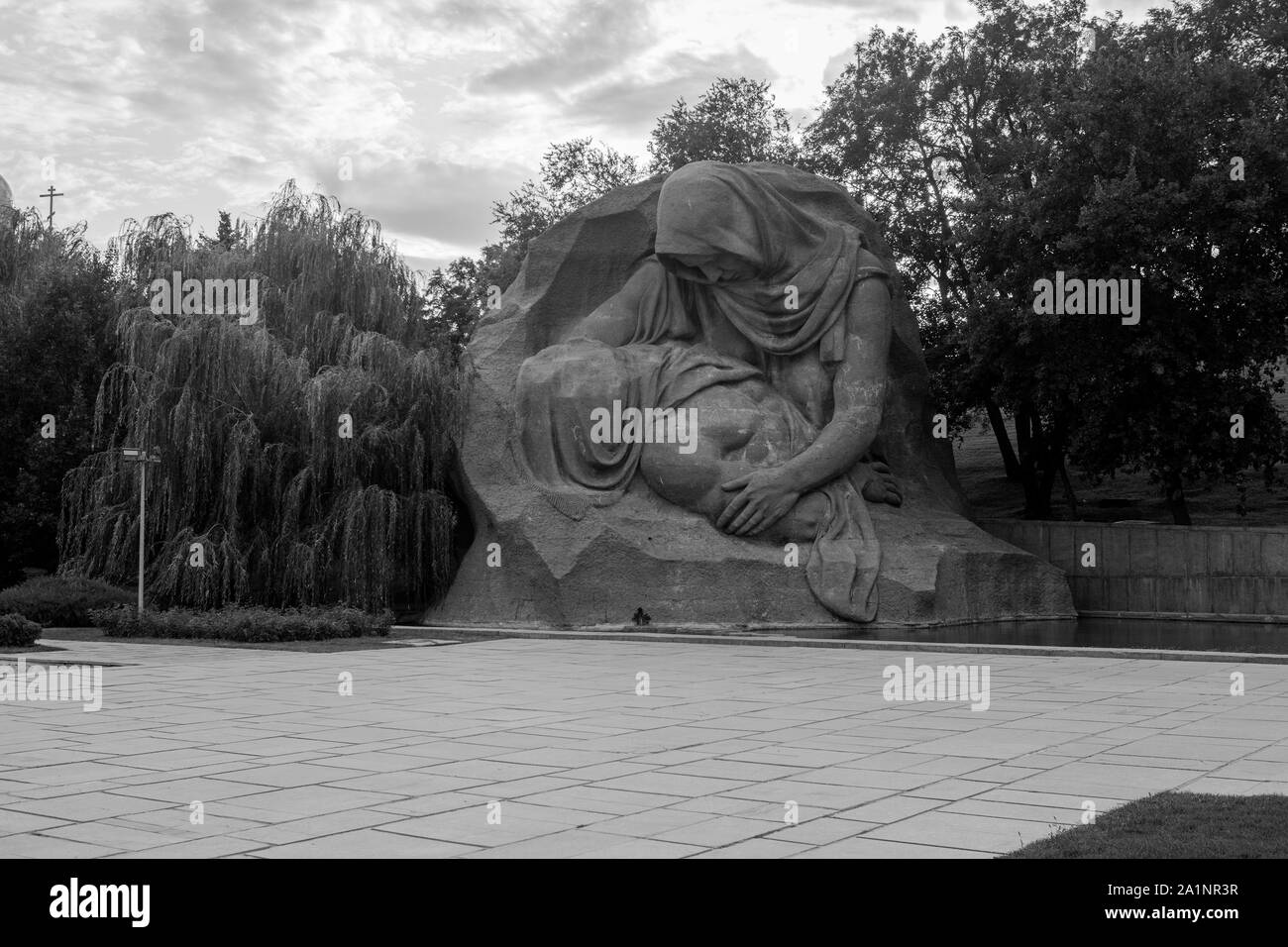 Sculpture grieving mother hi-res stock photography and images - Alamy