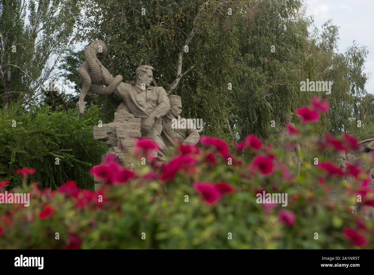 Volgograd, Russia : The sculptural group Warriors kill a hydra and ...