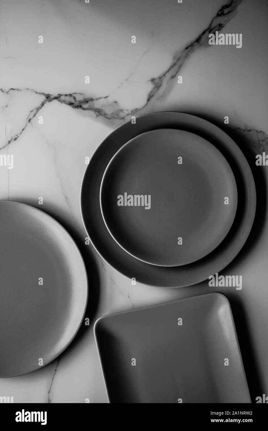 Black empty plate on marble, flatlay - stylish tableware, table decor ...