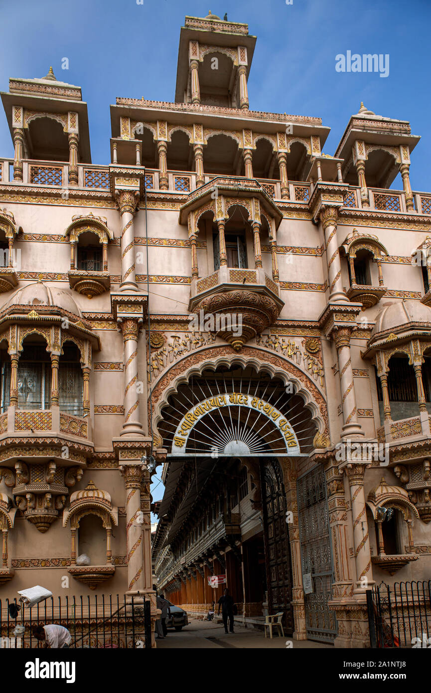18 Sep 2014 Decorative Arc way on entrance gate of Vadtal swaminarayan ...