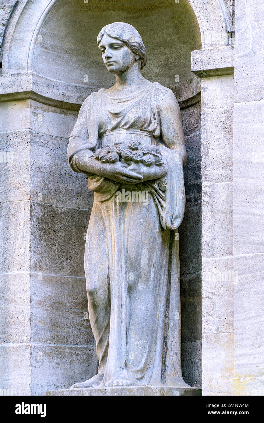 Statue of weeping woman hi-res stock photography and images - Alamy