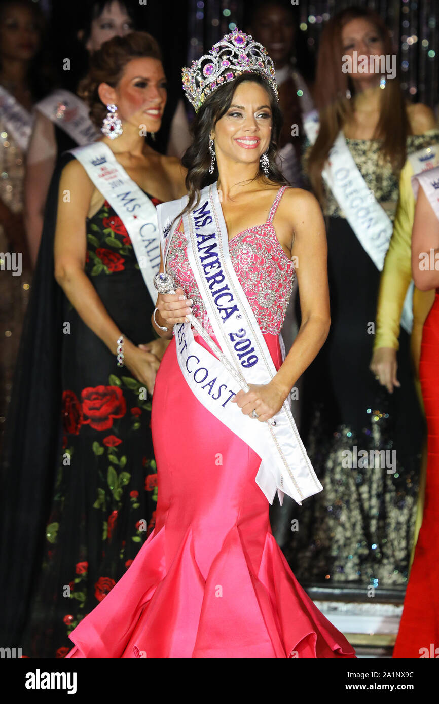 Beauty pageant sash hi-res stock photography and images - Alamy