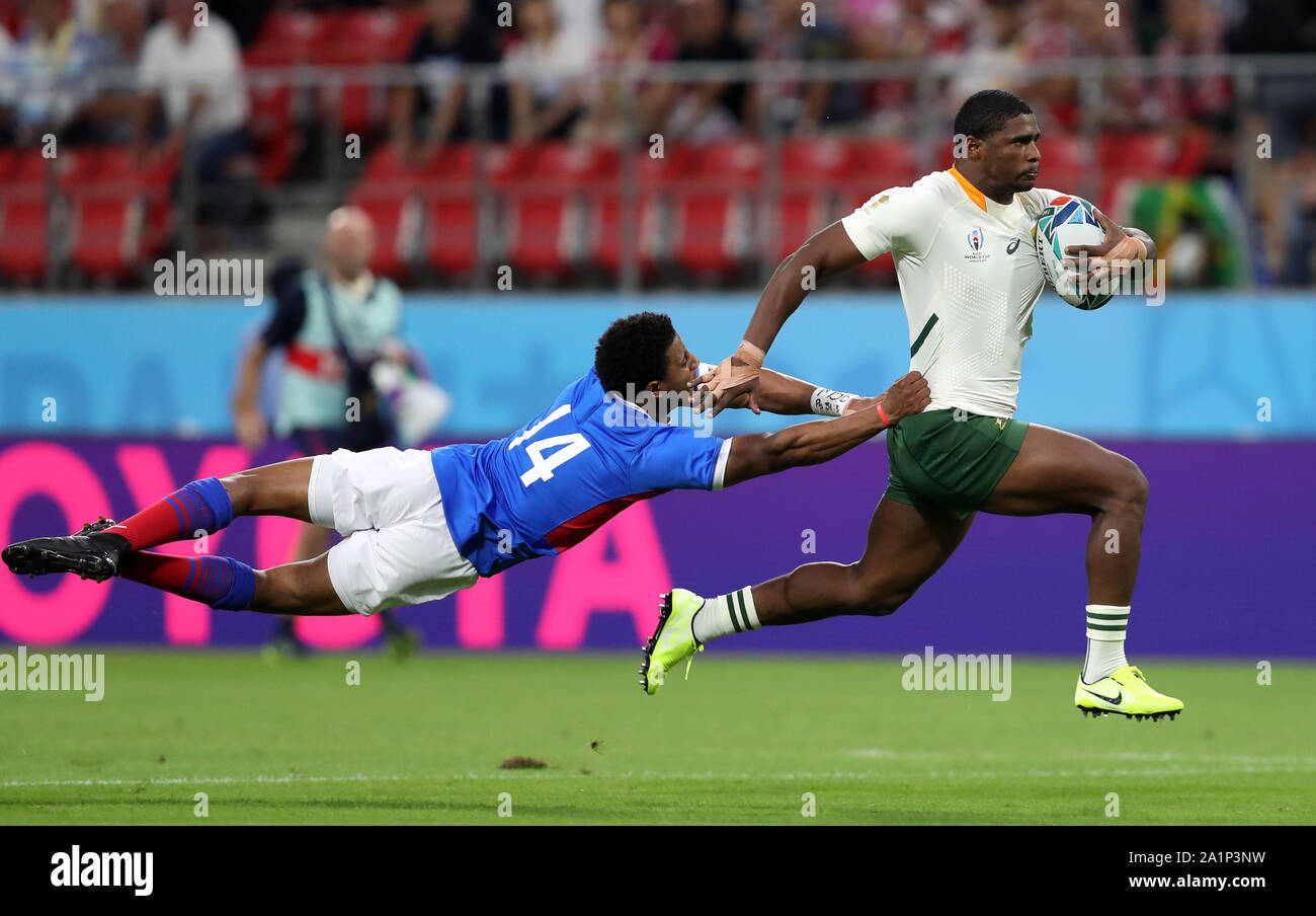 Namibias chad plato tackles south africas warrick gelant hi-res stock ...