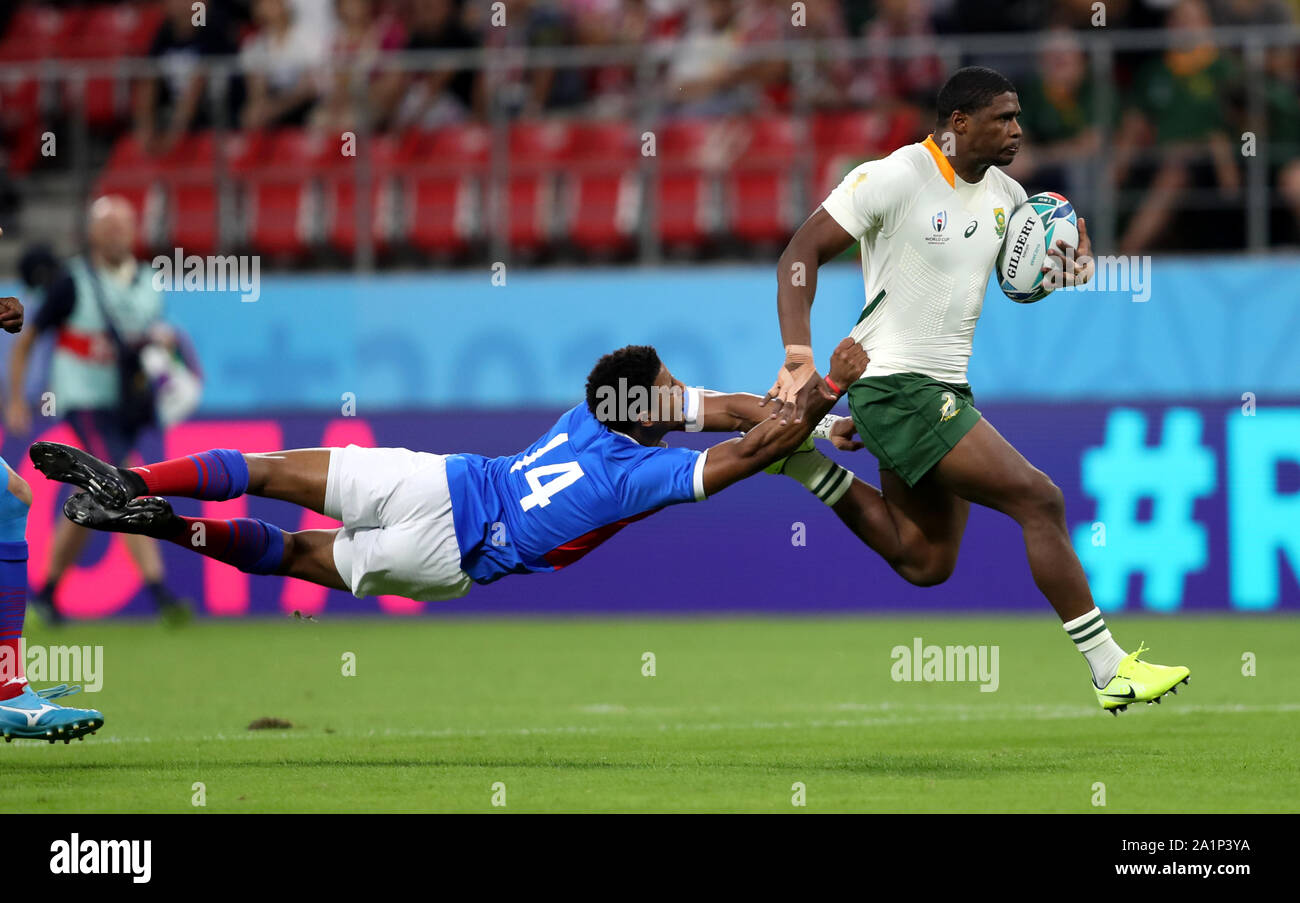 Namibias chad plato tackles south africas warrick gelant hi-res stock ...