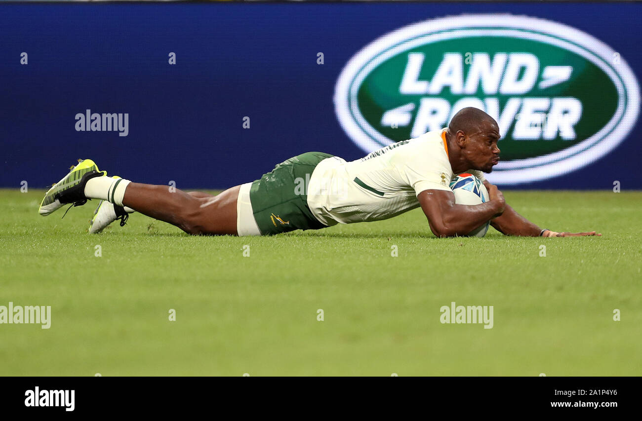 South Africa's Makazole Mapimpi scores his sides 4th try during the ...