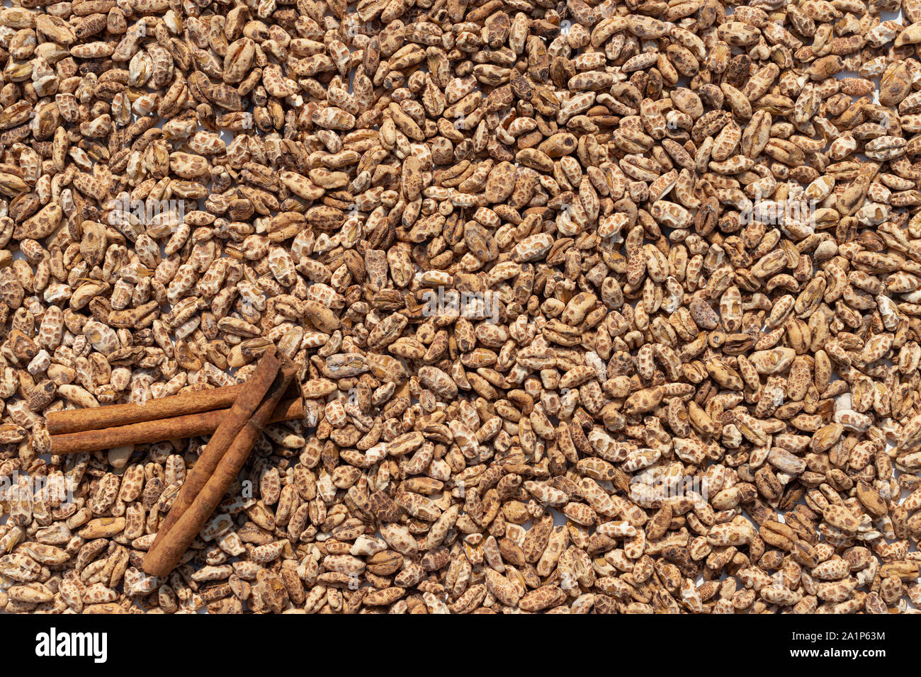 Solid background of foamed rice with cinnamon flavor and color Stock ...