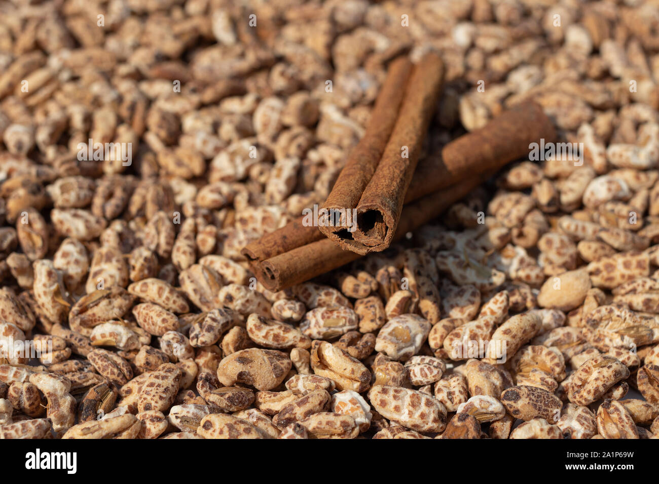 Solid background of foamed rice with cinnamon flavor and color Stock ...