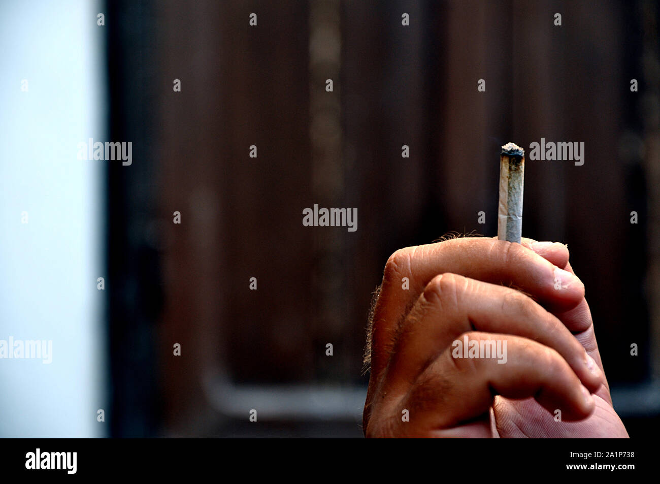 Hand rolled cigarette hi-res stock photography and images - Alamy