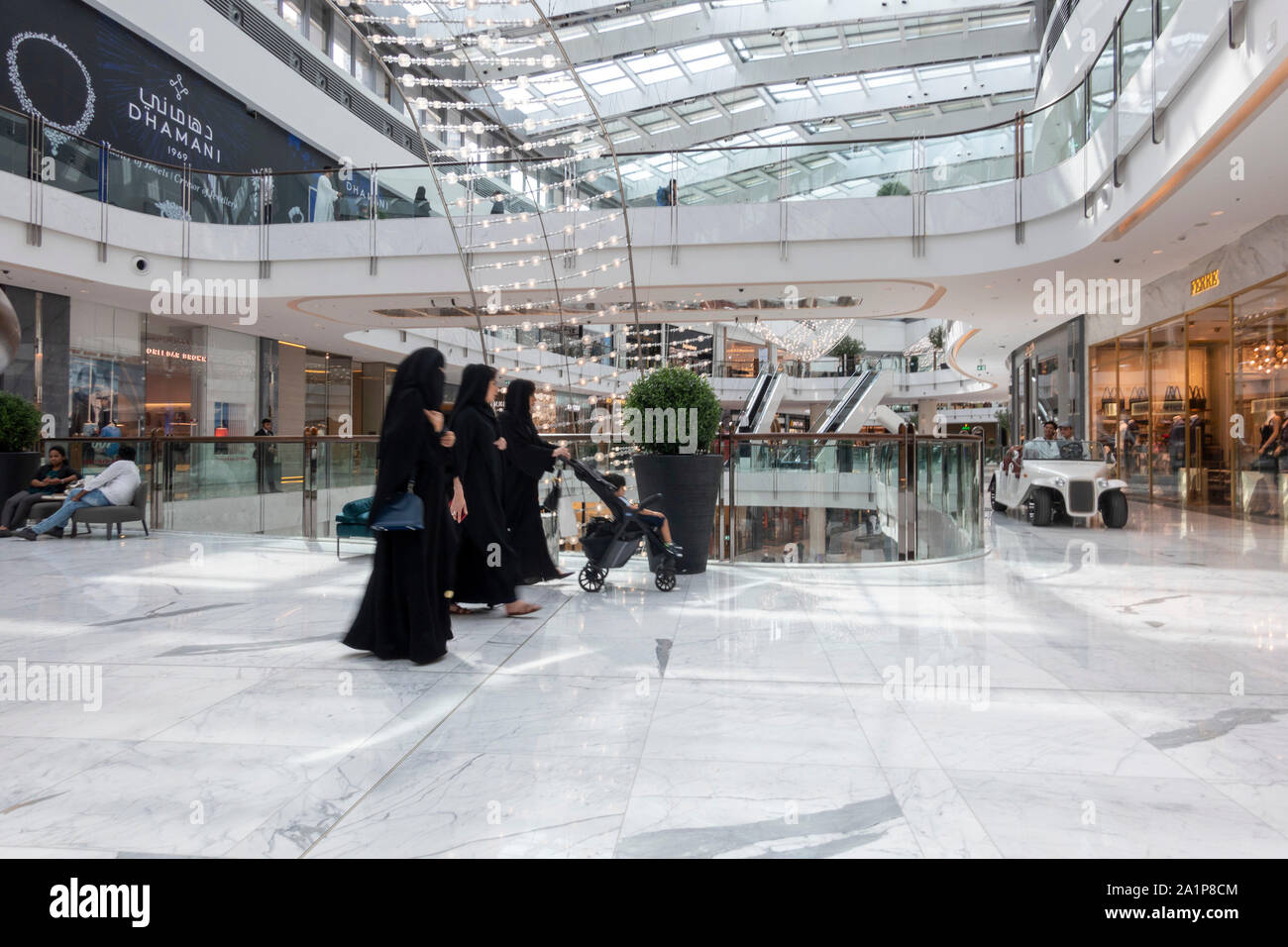 Arab women shopping hi-res stock photography and images - Alamy