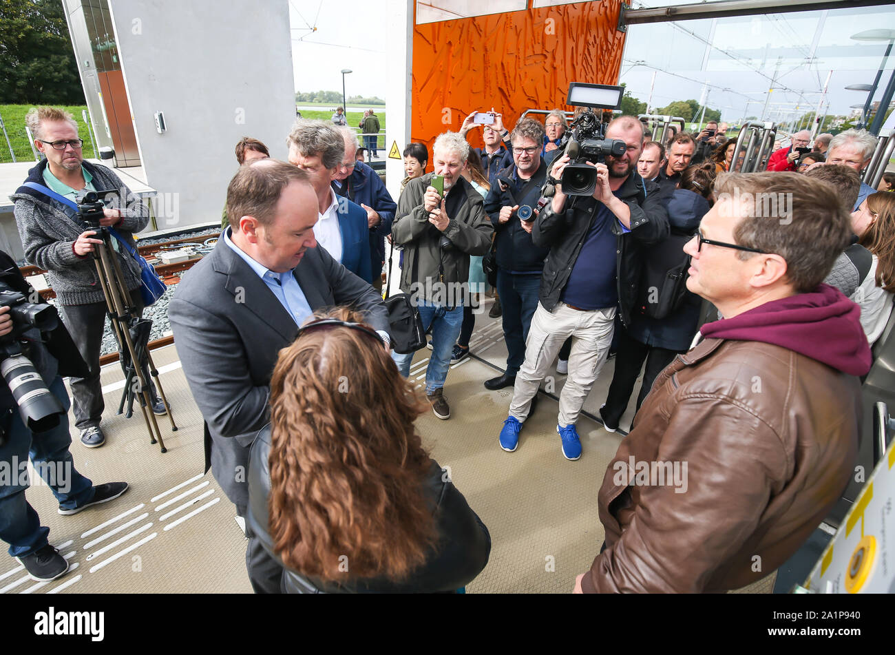Opening poortjes Hoekse Lijn bij metrostation Steendijkpolder Maassluis ...