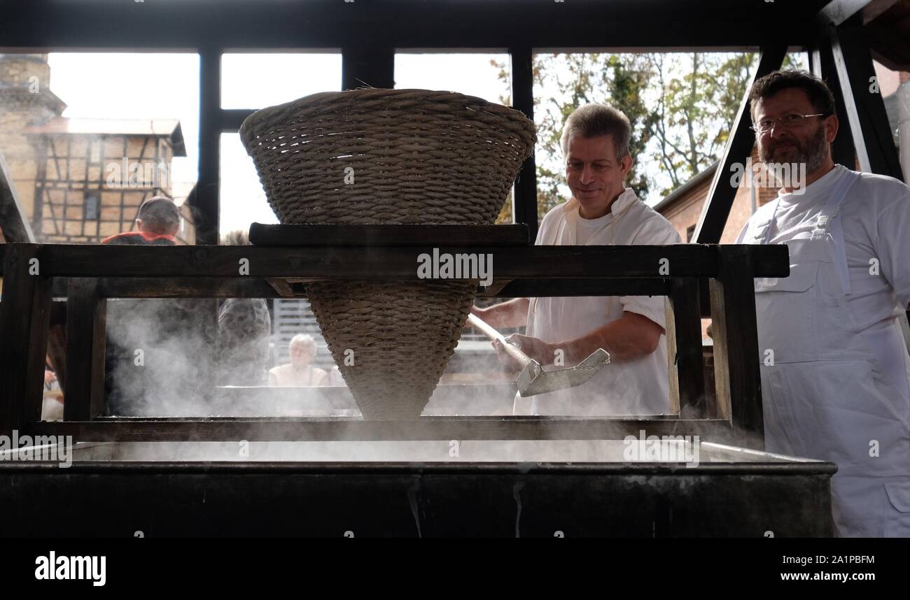 Halle, Germany. 28th Sep, 2019. So-called Halloren demonstrate the salt ...