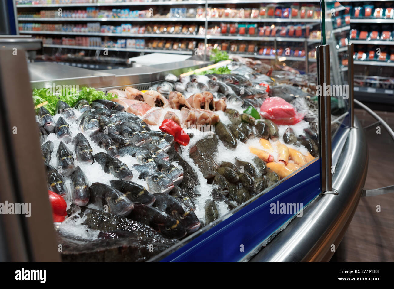 Great quantity of fresh fish and seafood on iced market display Stock ...