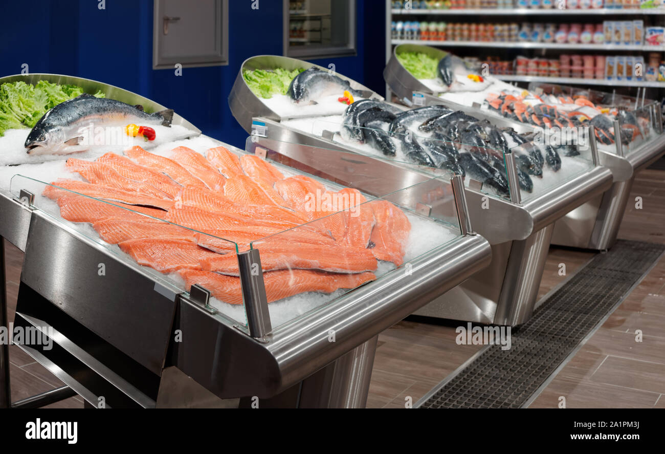 Whole salmon fish shop display hi-res stock photography and images - Alamy