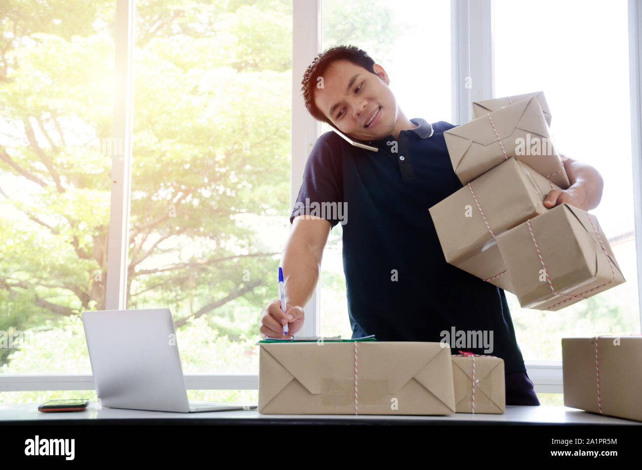 Man lifting heavy box hi-res stock photography and images - Alamy