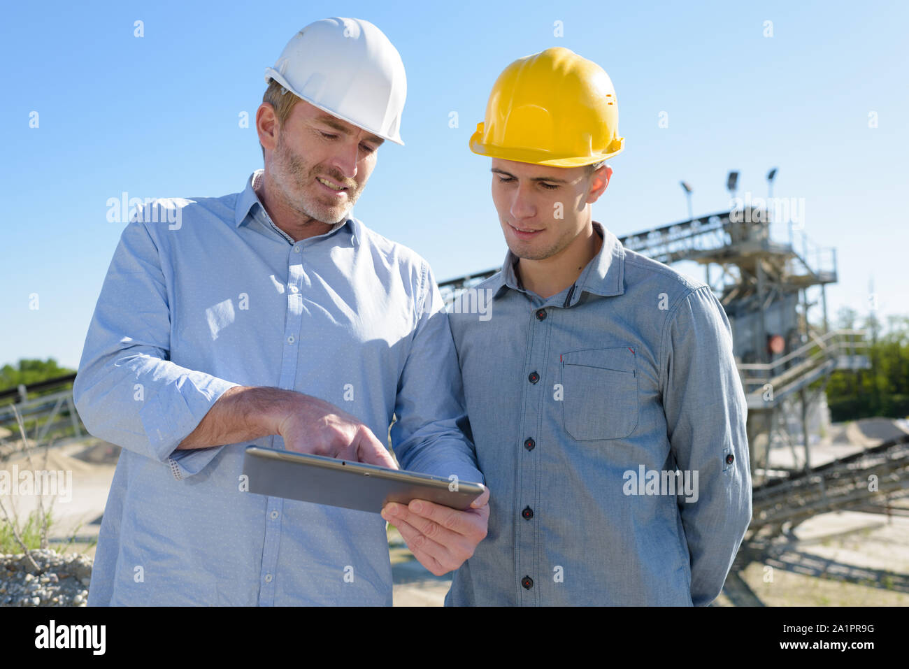 Portrait two builders talking hi-res stock photography and images - Alamy
