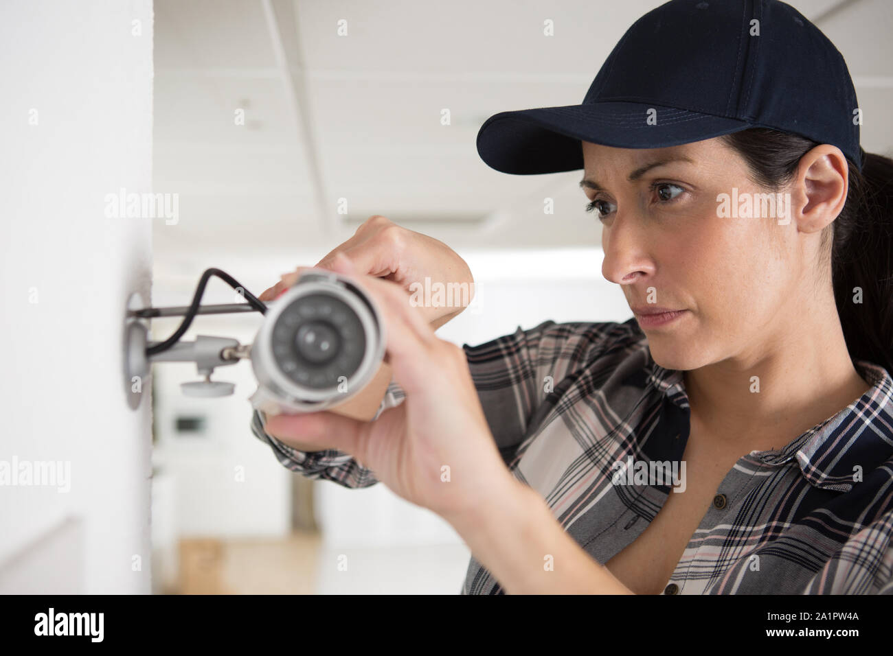 Woman cctv installer hi-res stock photography and images - Alamy