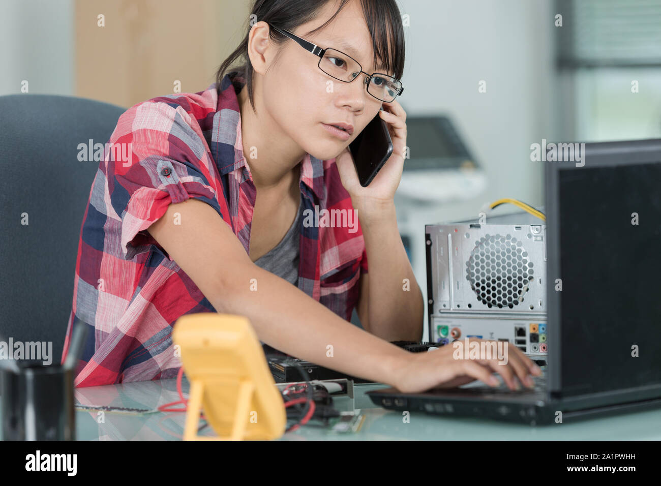Phone users table hi-res stock photography and images - Alamy
