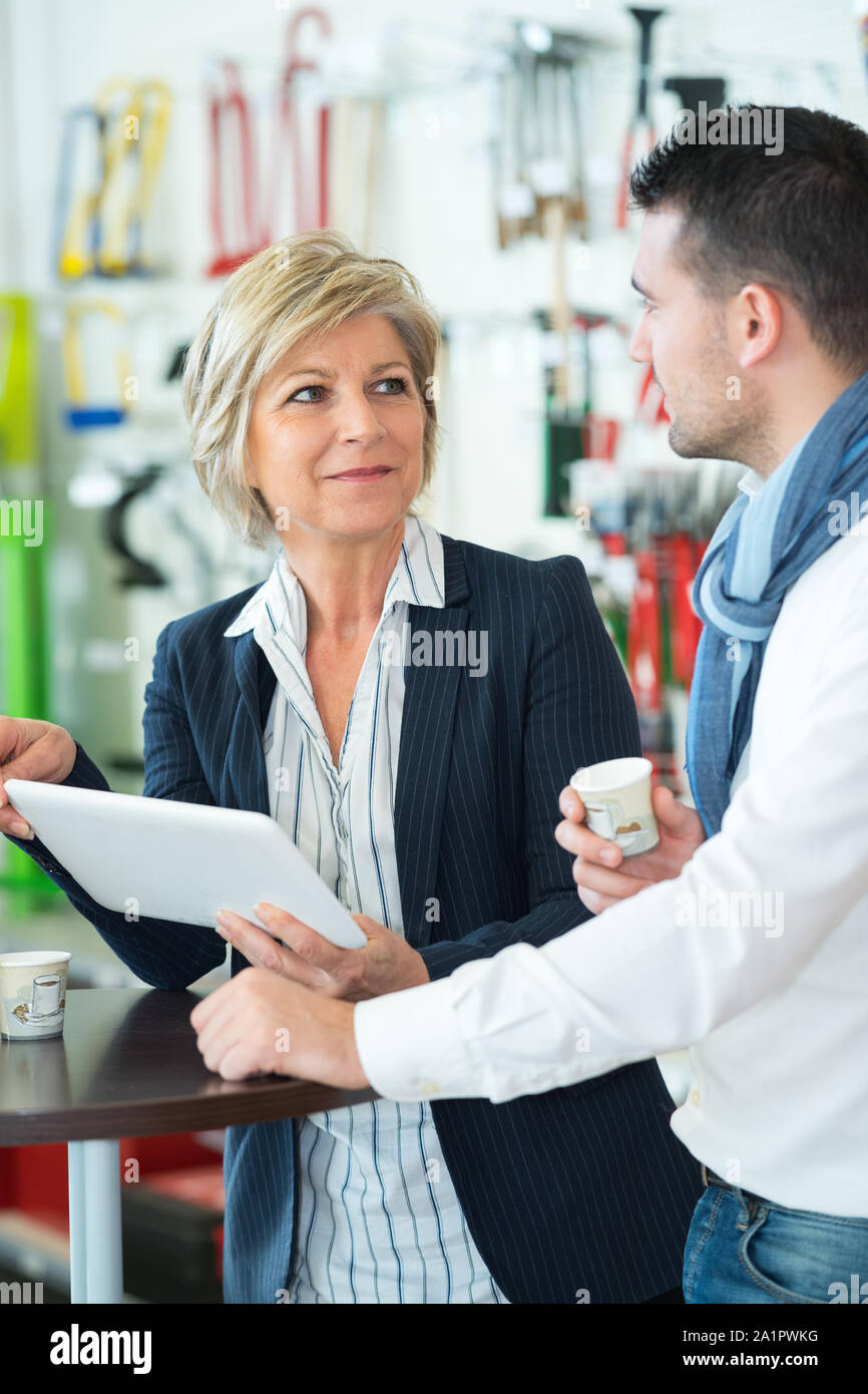 Manager instruct hi-res stock photography and images - Alamy