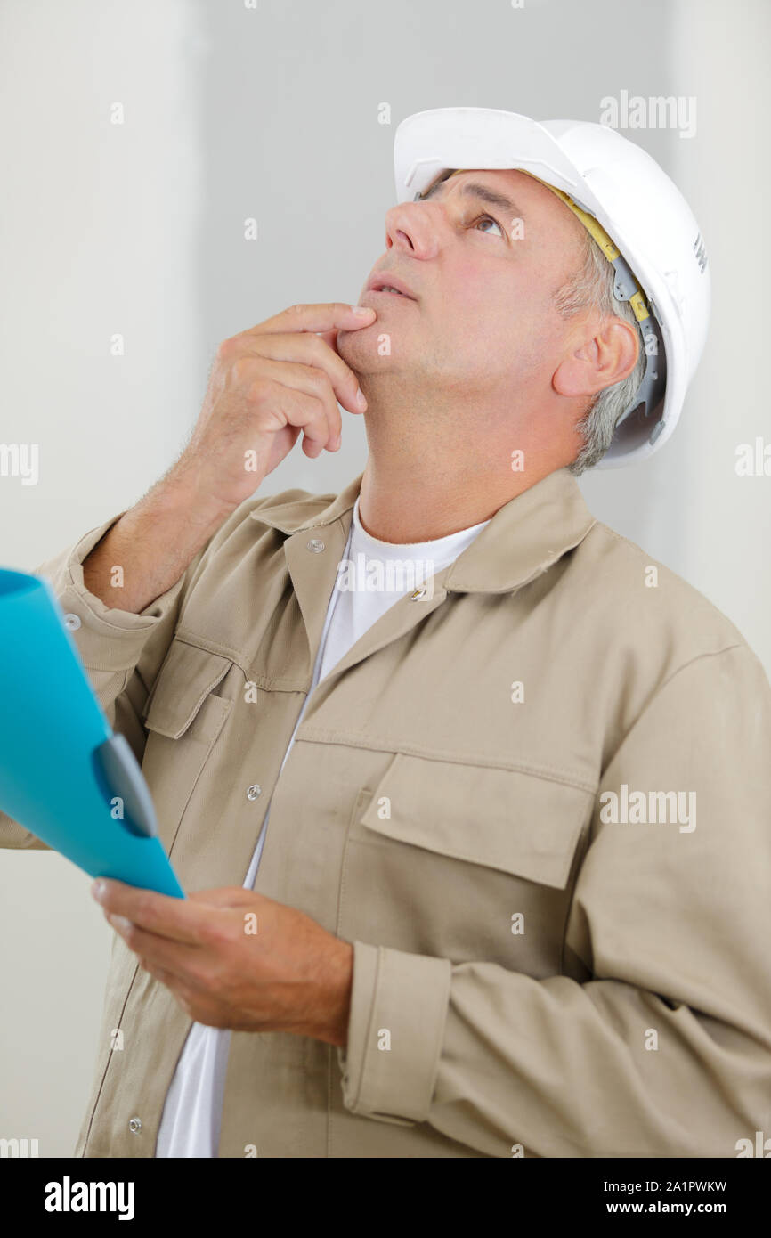a construction worker looking up Stock Photo - Alamy