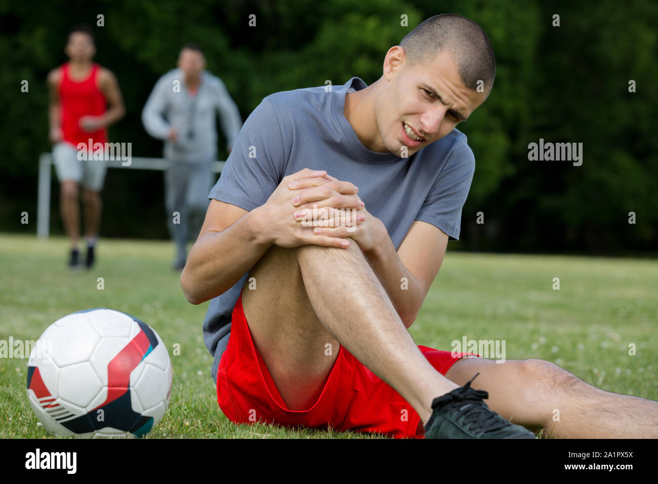 soccer player suffering from knee injury Stock Photo - Alamy