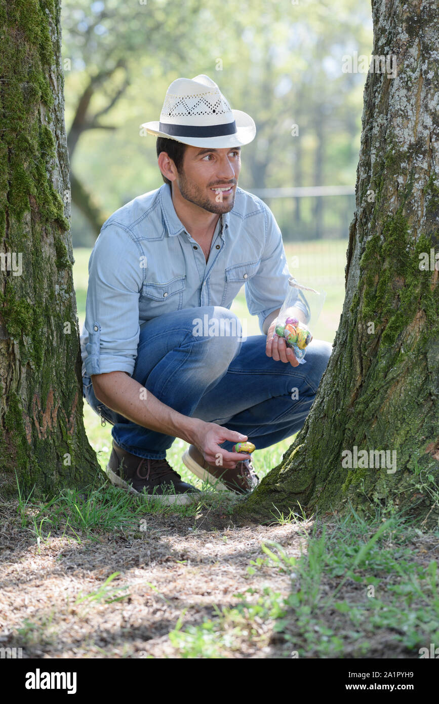 Man hiding behind a tree hi-res stock photography and images - Alamy