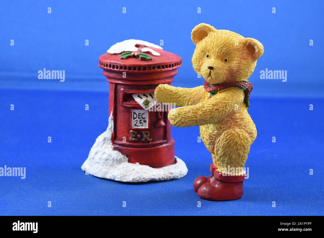 Teddy Bear posting Christmas Card - Xmas, 25th December - Post early ...