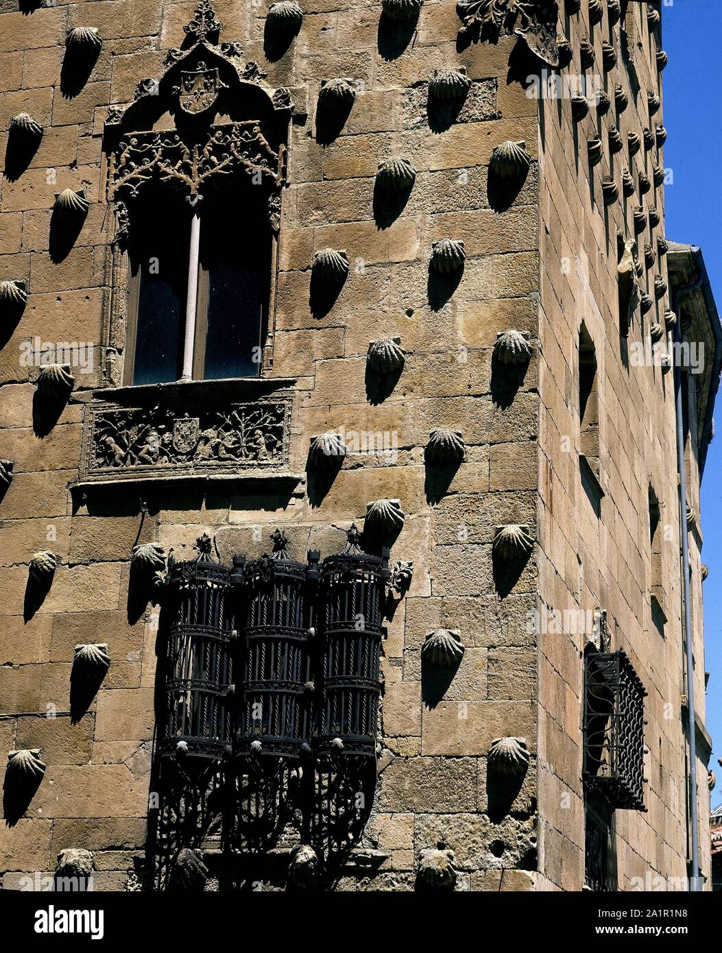 EXTERIOR-VENTA Y REJA GOTICA. Location: CASA DE LAS CONCHAS. SALAMANCA ...