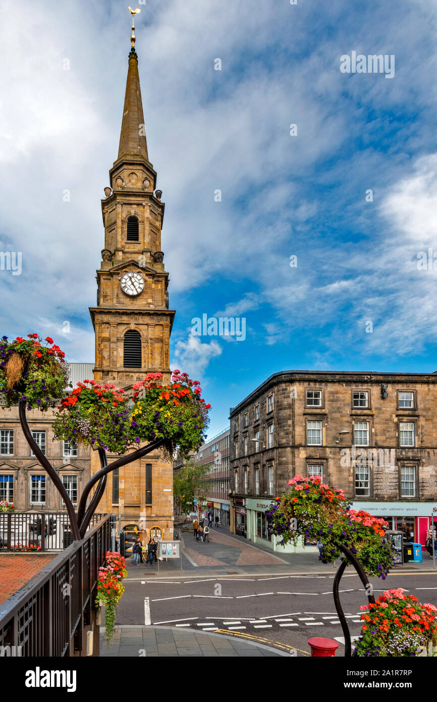 Tree in front bridge buildings hi-res stock photography and images - Alamy