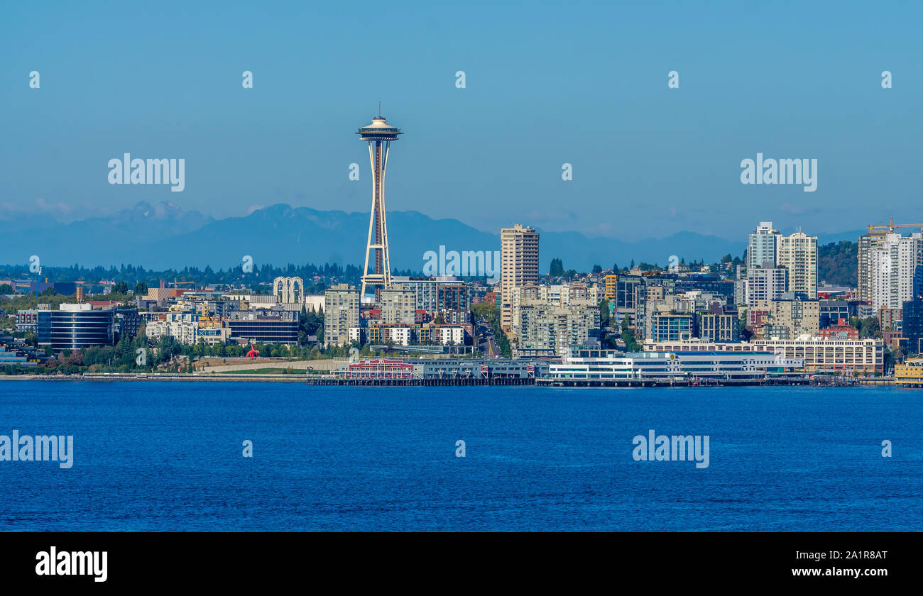 A veiw of the Seattle skyline from a park in West Seattle, Washington ...