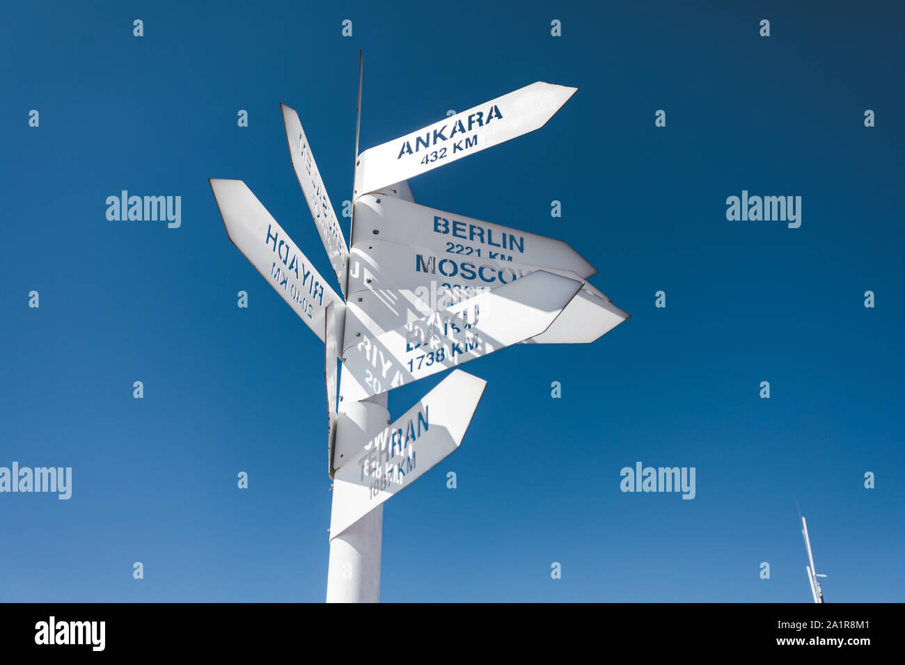 Major road destination sign hi-res stock photography and images - Alamy