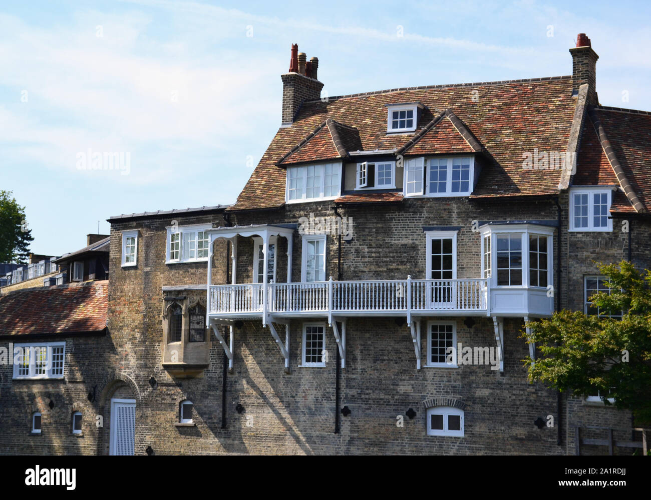 Old building near the river bank in Cambridge, UK Stock Photo - Alamy
