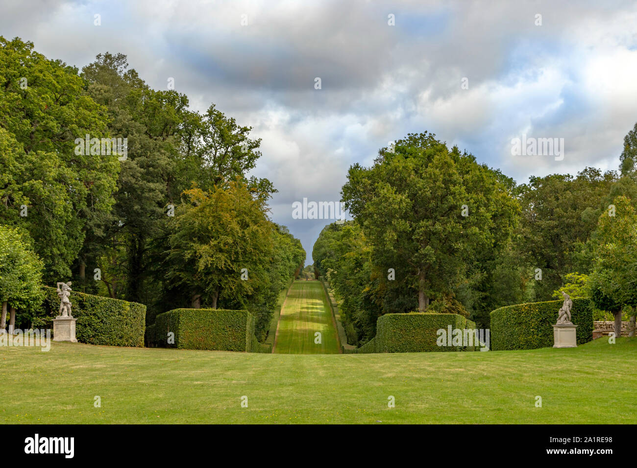Straight hedges hi-res stock photography and images - Alamy