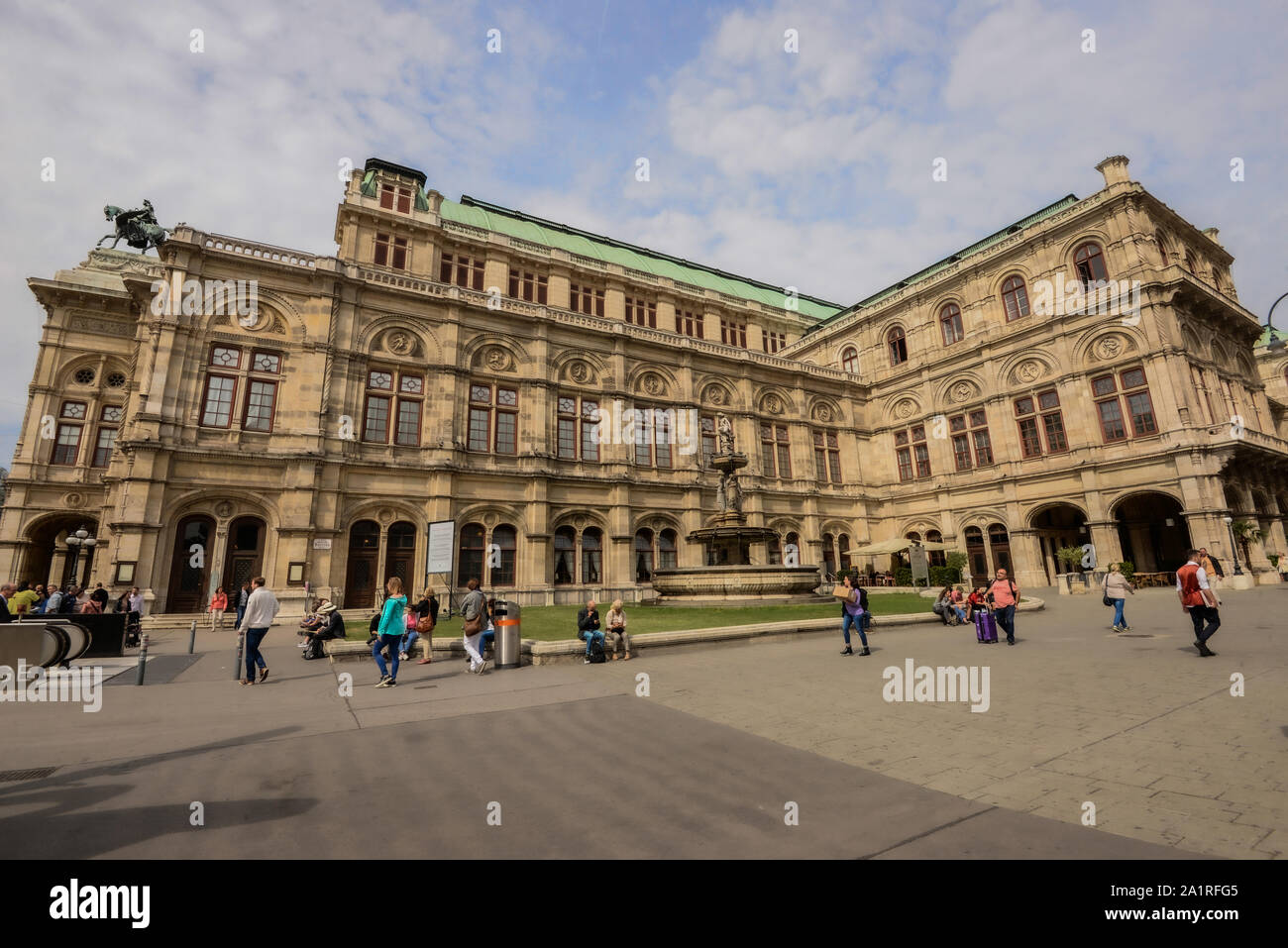 The opera house in vienna hi-res stock photography and images - Alamy